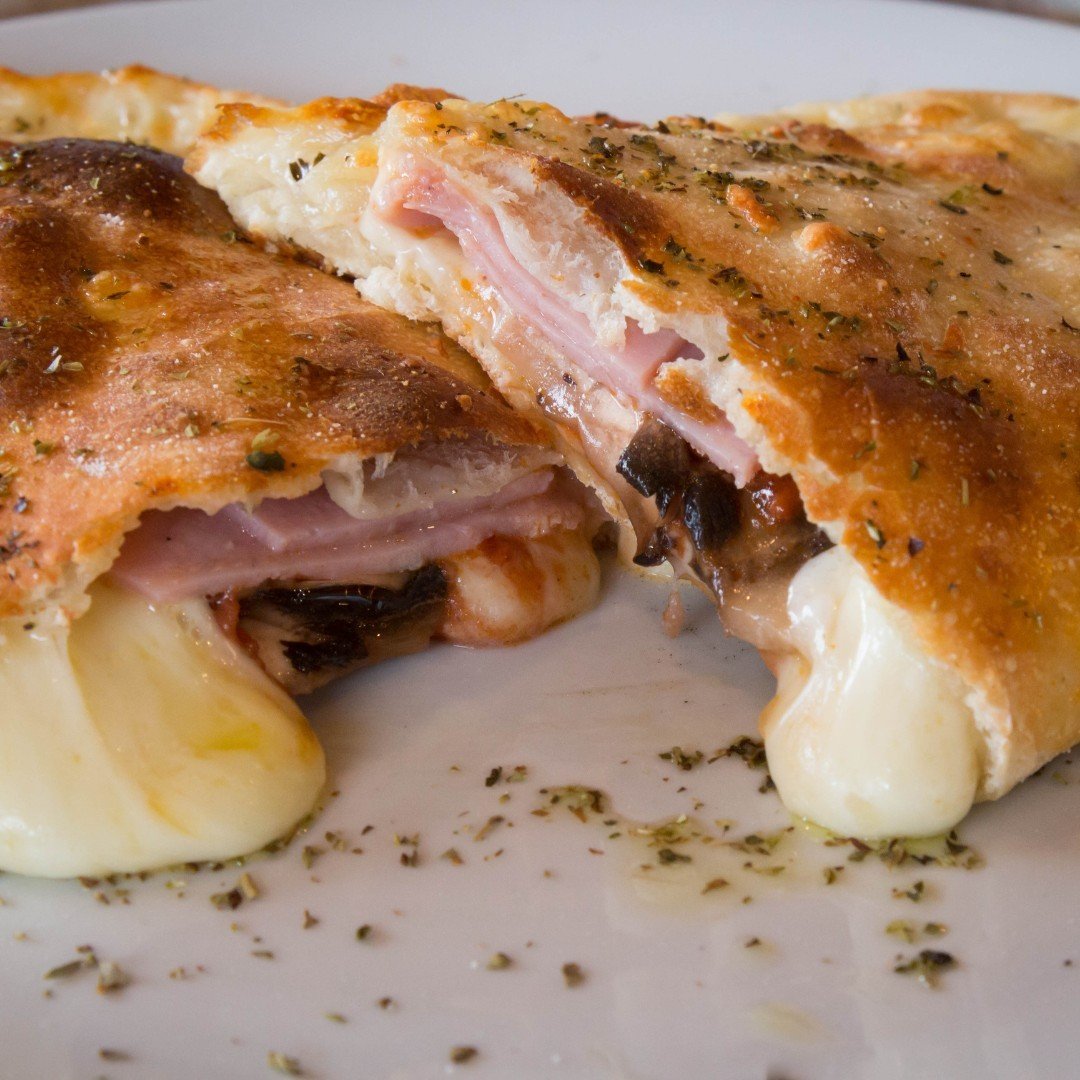 Receita de Calzone de Queijo e Presunto: O Irmão Recheado da Pizza